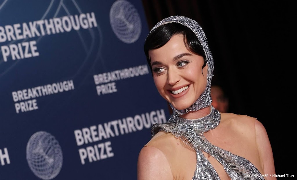 Katy Perry toont ruimtecapsule en belooft te zingen in de ruimte