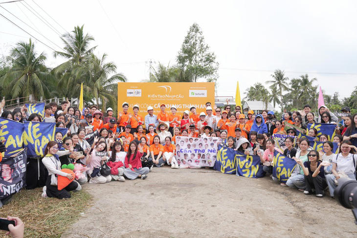 Fan Rapper Negav và Quỹ Nam Phương tặng bà con cầu Khang Thành An