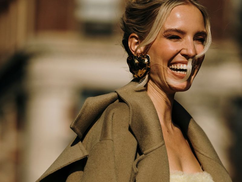 Der größte Modetrend im Sommer 2025 ist das Wüstengold-Kleid von Zara