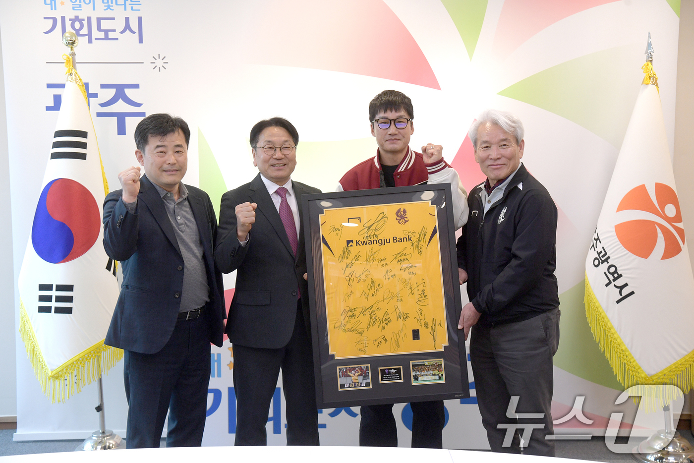 "ACLE 4강 간다"…광주FC 이정효 감독과 선수들 선전 다짐