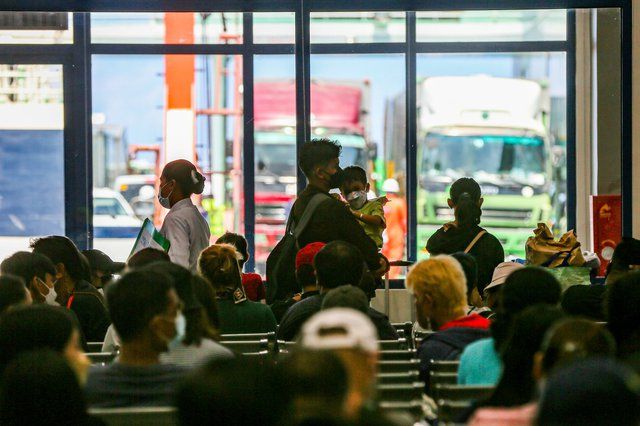 DOTr chief orders probe as hundreds stranded in Batangas Port amid Holy ...