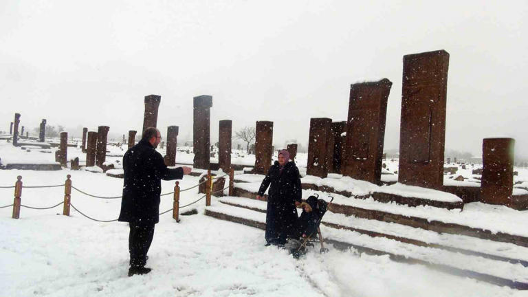 Ahlat’ta nisan karıyla kartpostallık görüntüler oluştu