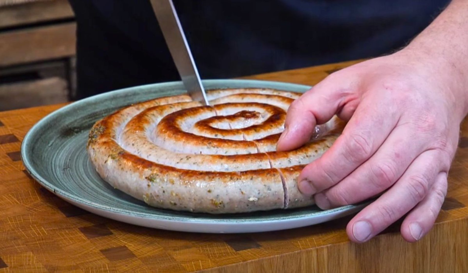 Strzelczyk pokazał najlepszy przepis na białą kiełbasę. Podam taką na ...