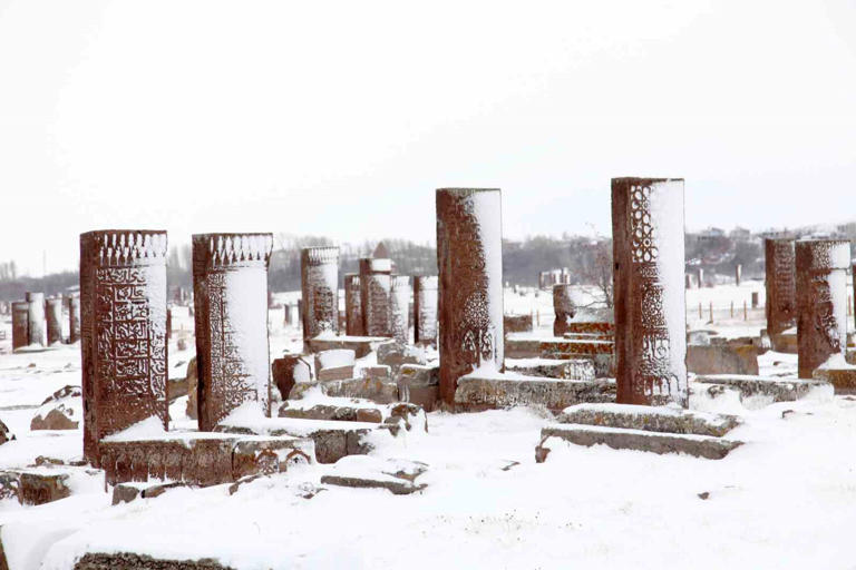 Ahlat’ta nisan karıyla kartpostallık görüntüler oluştu