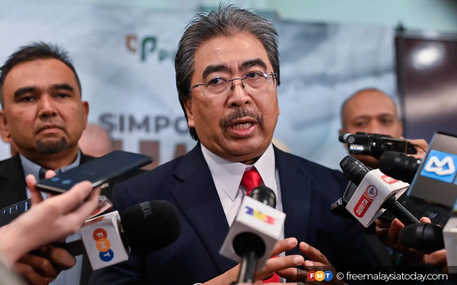Don’t politicise UEC issue, says Johari