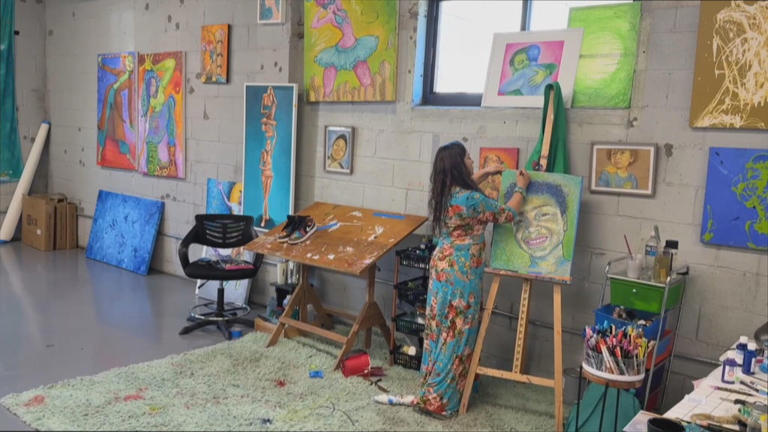 Philadelphia artist sees beyond city's grit to paint heart of the city