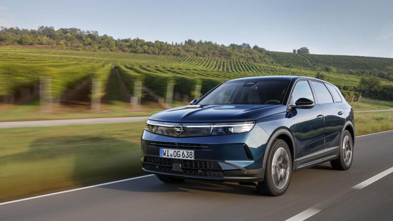 Opel: Γιατί το νέο Grandland έχει καρχαρίες στο εσωτερικό του