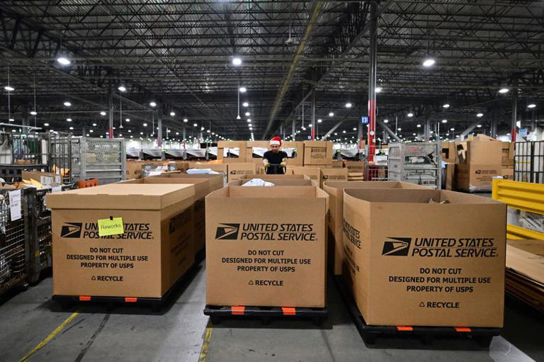 Furious USPS customers threaten to sue over sign forcing them to pay ...