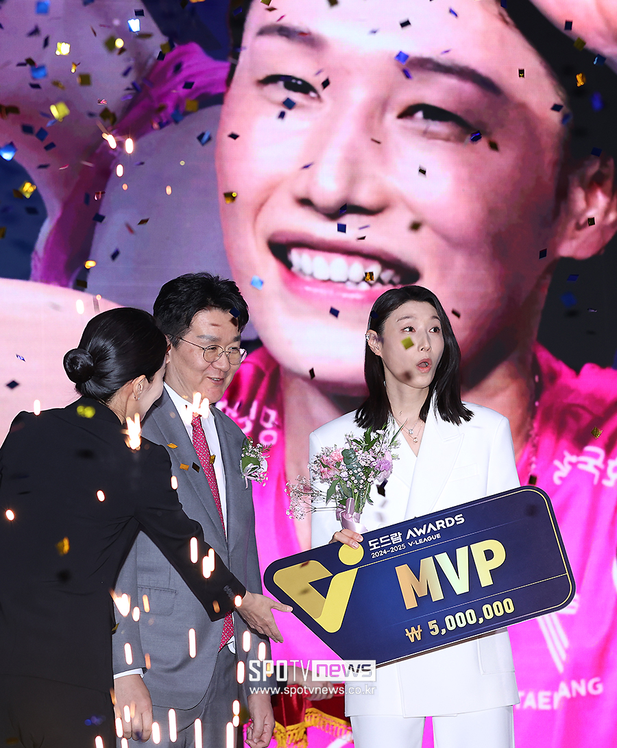 [포토S] 'MVP' 김연경, '폭죽 소리에 깜짝!'