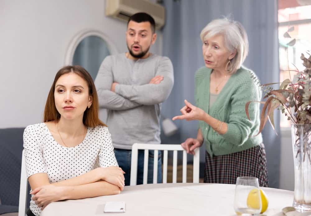 Vorsicht: 10 Zeichen, dass deine Schwiegermutter toxisch sein könnte!