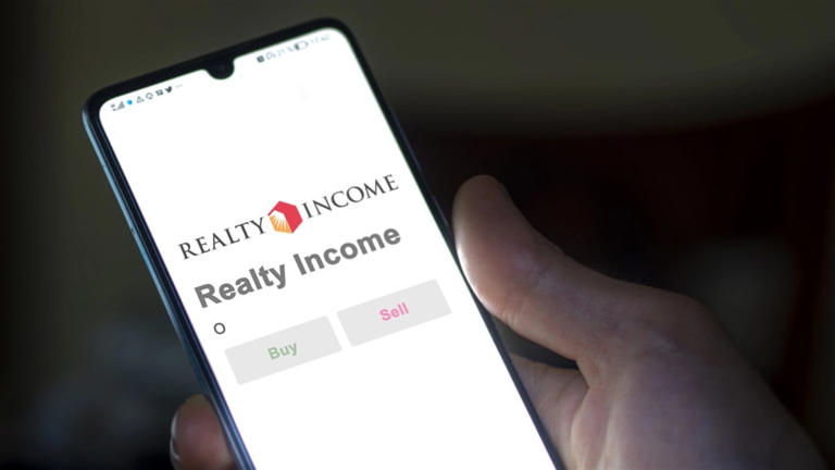 Is Realty Income a Buy as Its Dividend Streak Grows?