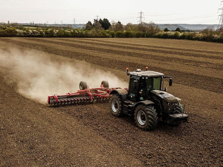 Bucks farm contracting business renews JCB Fastrac fleet