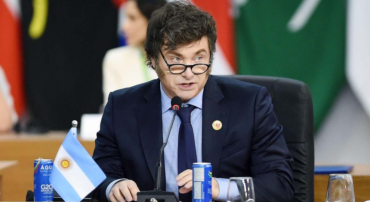 Milei pasa la motosierra por el 'cepo cambiario': fin a las trabas para comprar dólares en Argentina