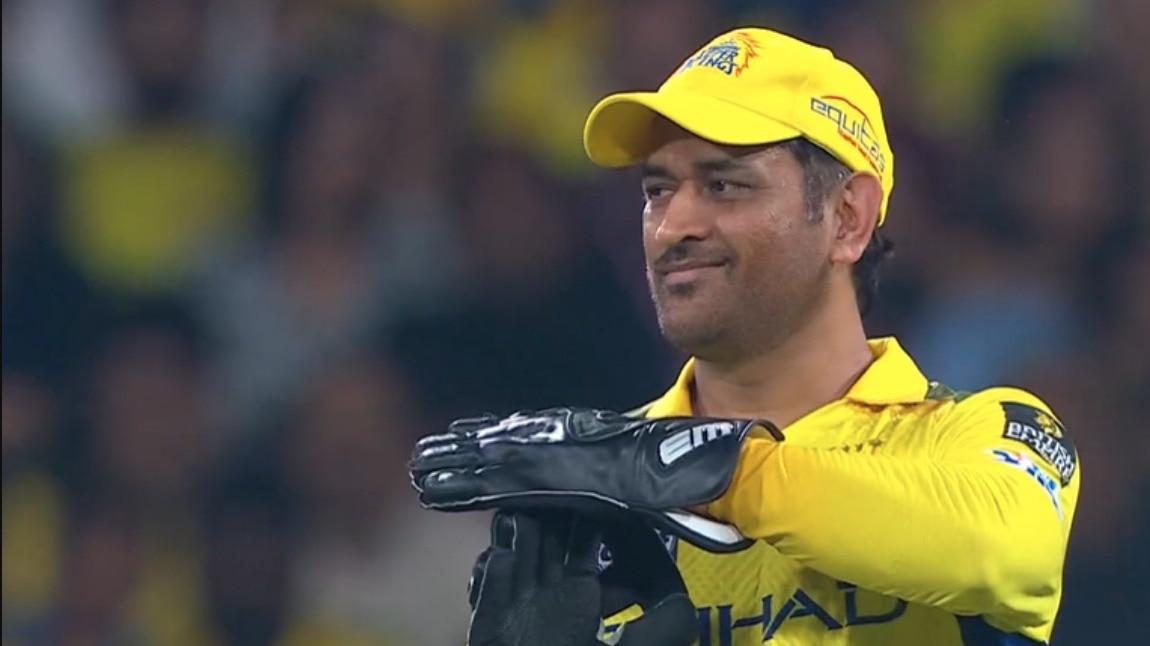 Dhoni Review System is back! Fans praise CSK skipper for call to ...