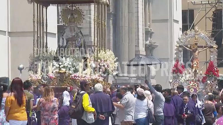 NO COMMENT: Cientos de católicos en Perú y Guatemala celebran el ...