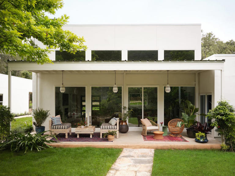 7 Outdoor Rug Trends for Summer 2025, According to Designers