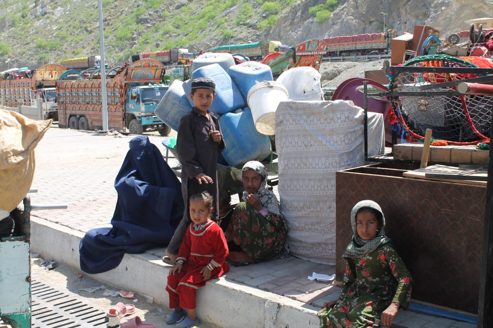 More than 100,000 Afghans leave Pakistan amid new deportation drive