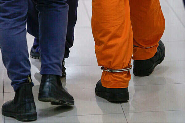 סוהר השפיל אסיר מילולית - שב"ס יפצה אותו כספית