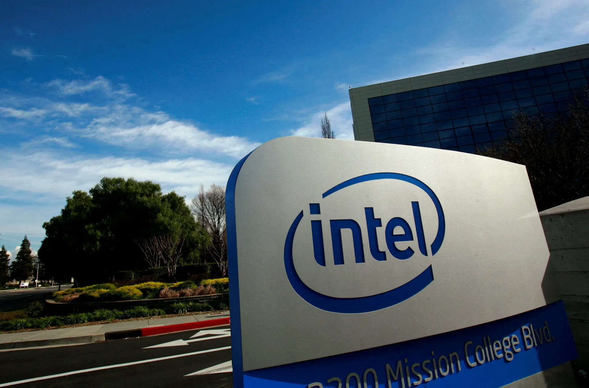 Intel to sell majority stake in Altera for $4.46 billion to fund ...