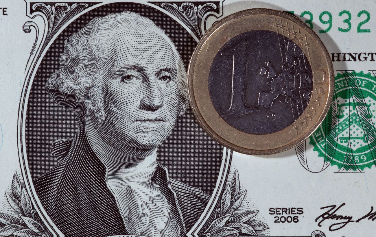 Dollar falls against world currencies due to lack of confidence in US