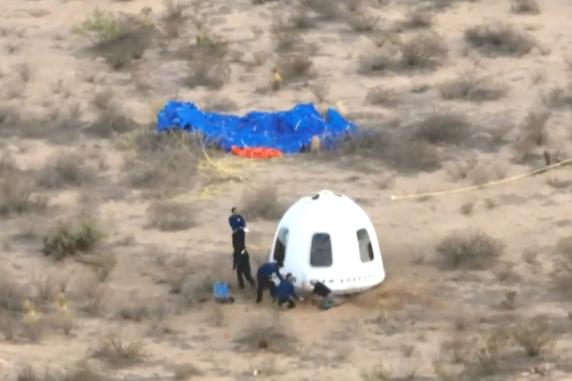 Overexcited Jeff Bezos face-plants after fiancée Lauren Sánchez’s Blue ...