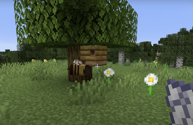 How to craft a Beehive in Minecraft