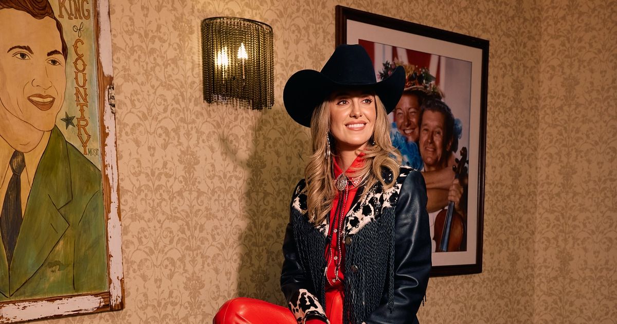 “Y’all Get Your Bell Bottoms Up to the Rooftop”: Lainey Wilson Performs ...