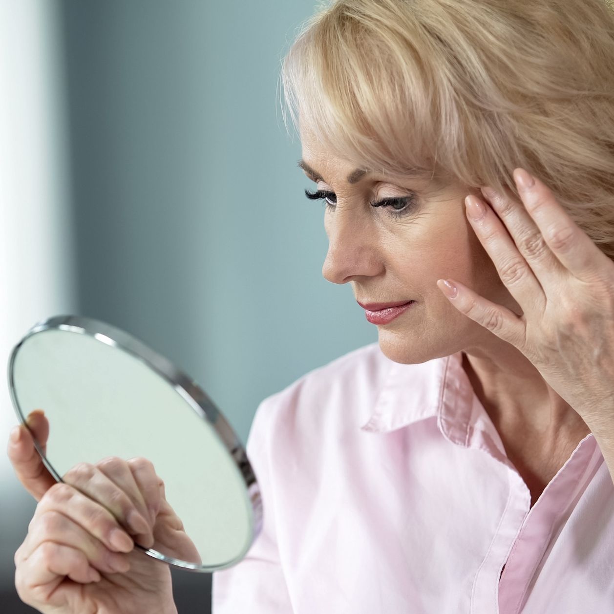 Maquillage après 50 ans : voici l’astuce toute simple d’un maquilleur ...