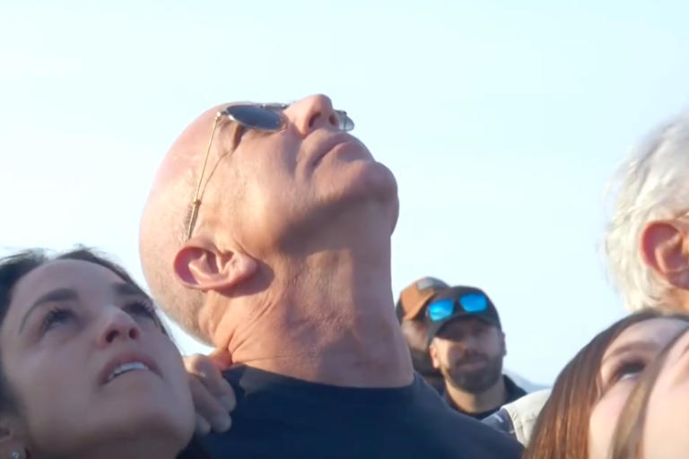 Overexcited Jeff Bezos face-plants after fiancée Lauren Sánchez’s Blue ...