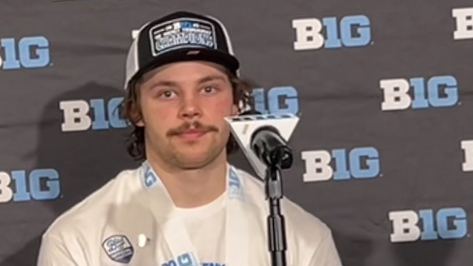 Howard Wins Hobey Baker Award