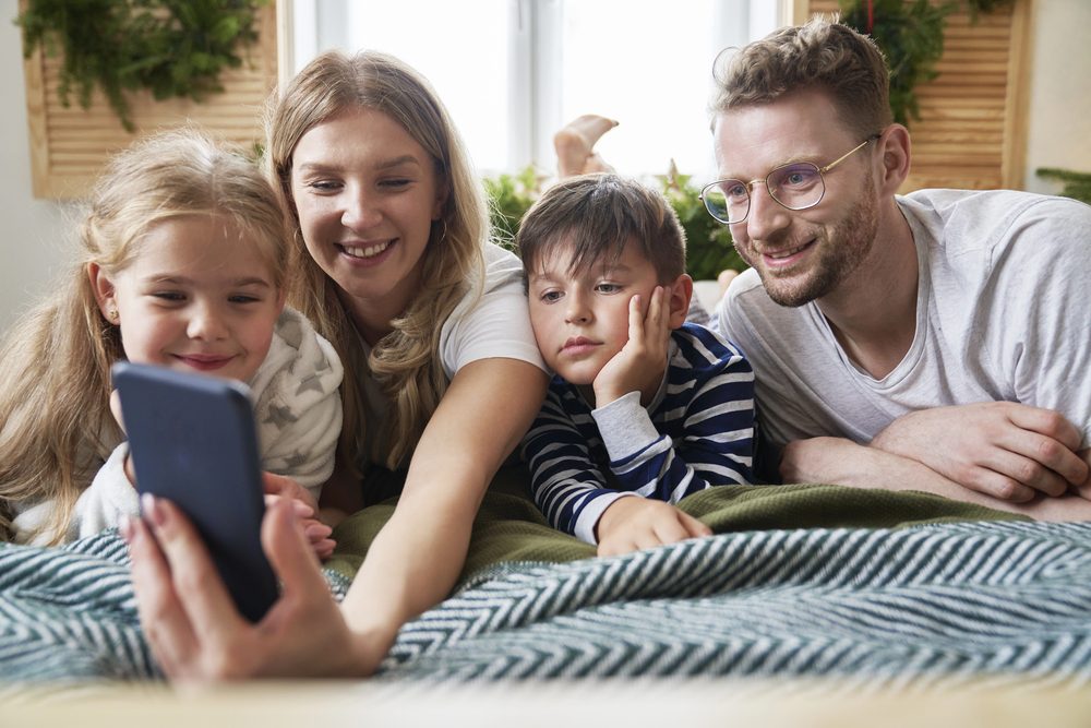 17 Family Tech Rules That Actually Work (Without Power Struggles)