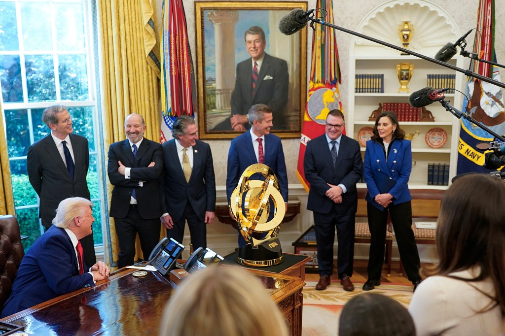 Michigan Gov. Gretchen Whitmer regrets hiding from photographers while ...