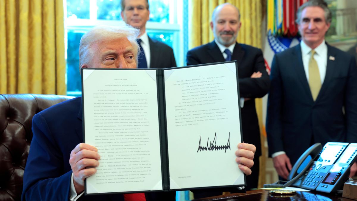No, Trump didn't sign an executive order raising the federal minimum wage