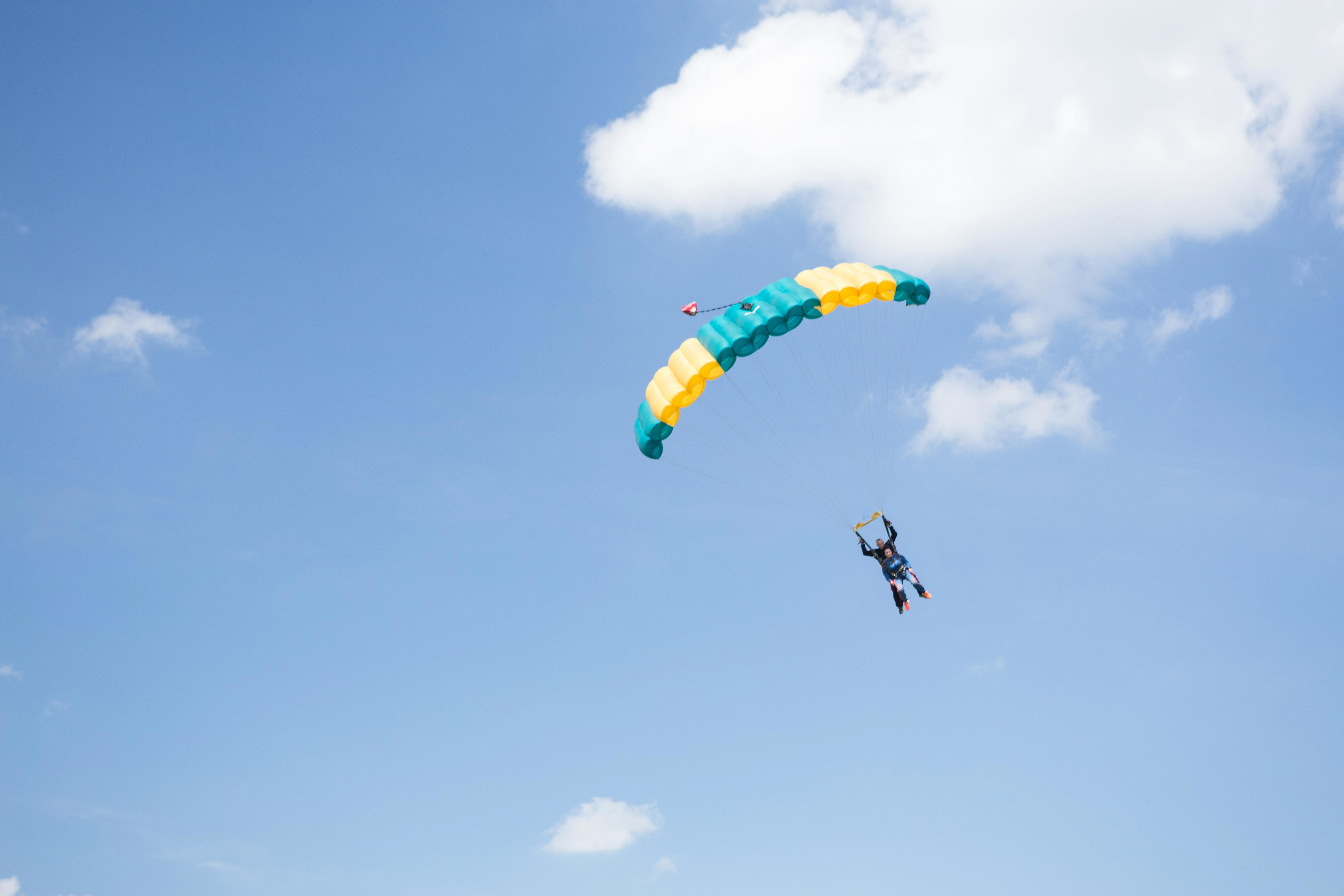 Video shows scary moment 2 paratroopers get hurt in hard parachute ...