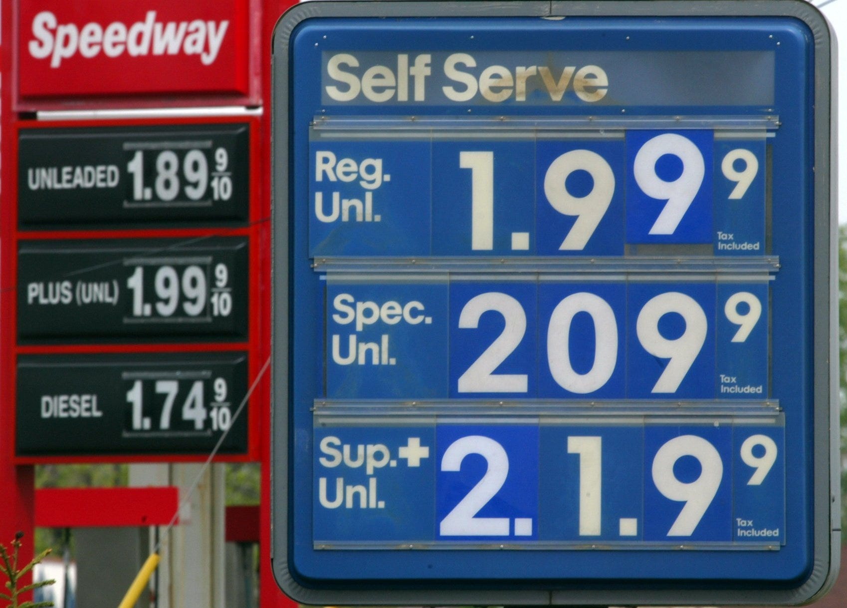 Will gas dip below $2 a gallon? Michigan prices fall to new 2025 lows