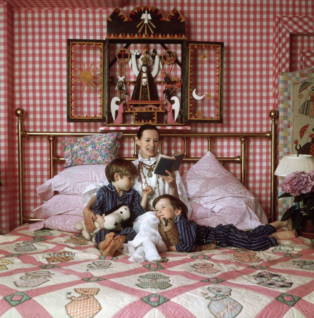 50+ rare photos of celebrities at their homes in the 1970s
