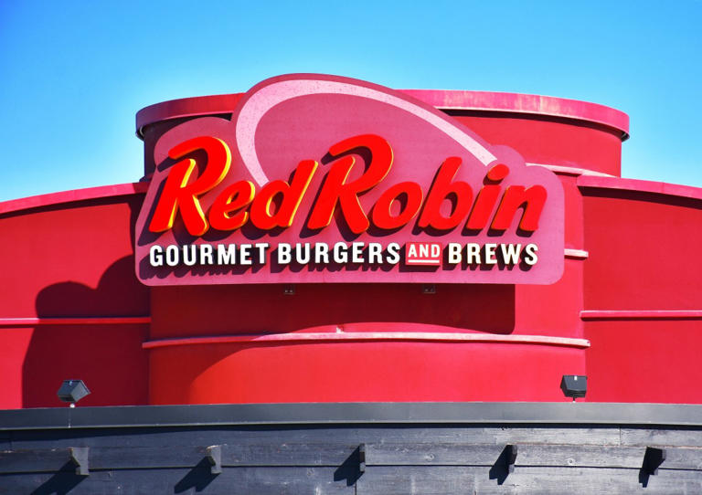 Red Robin Just Launched a First-of-Its-Kind Bottomless Burger Pass—Here ...