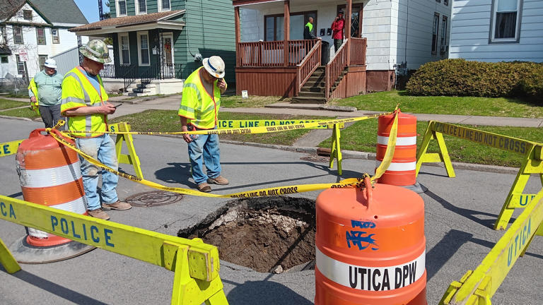 Sinkhole opens in Utica, closing part of Jefferson Avenue until further ...