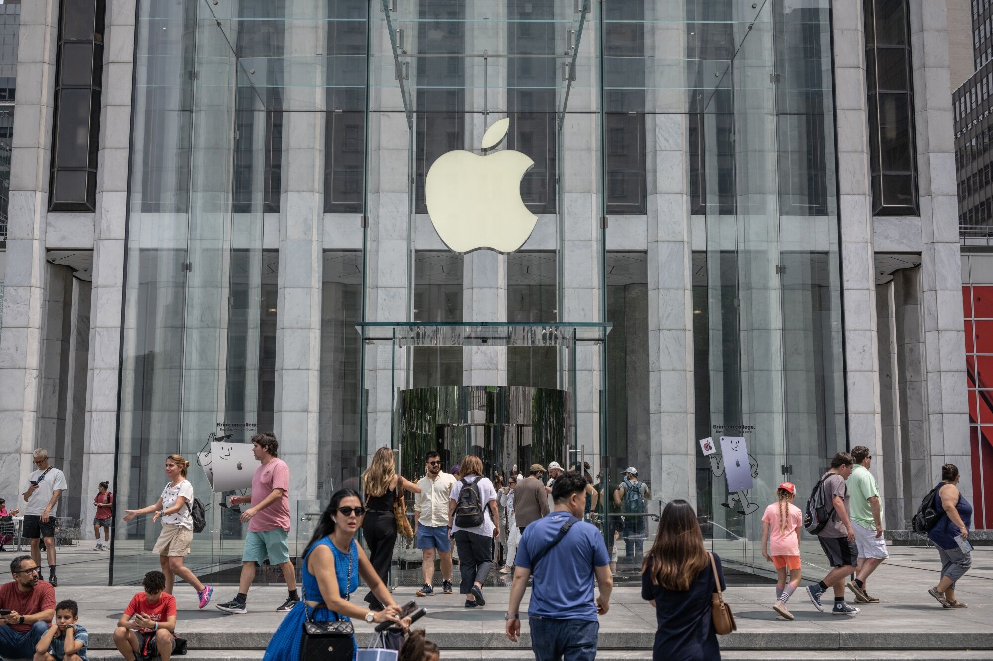 Apple to Analyze User Data on Devices to Bolster AI Technology