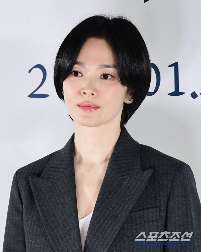 Turn off the cigarette on the back of Song Hye-kyo's hand, and my ...