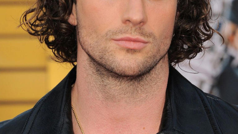 Oubliez Robert Pattinson et Regé-Jean Page, voici le nouveau "plus bel homme du monde" selon la ...