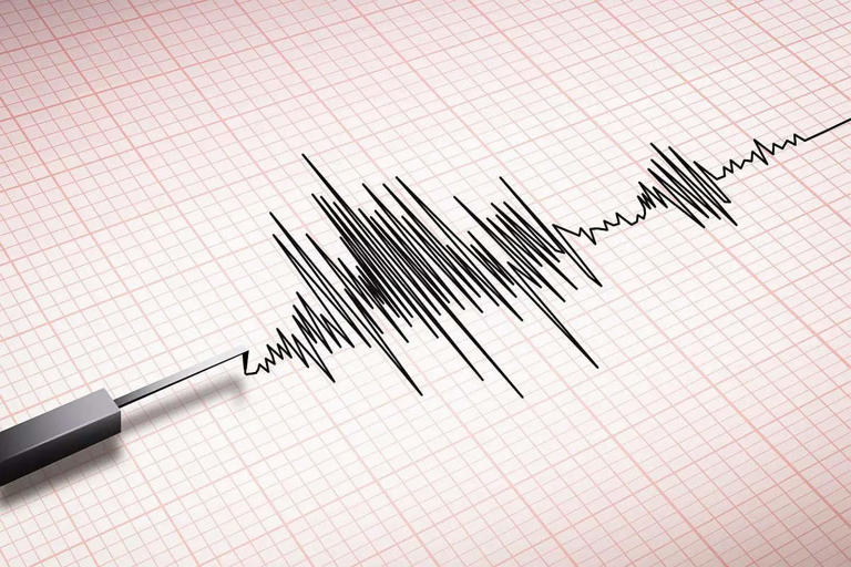 Magnitude 5.2 earthquake strikes near San Diego, tremors rattle ...