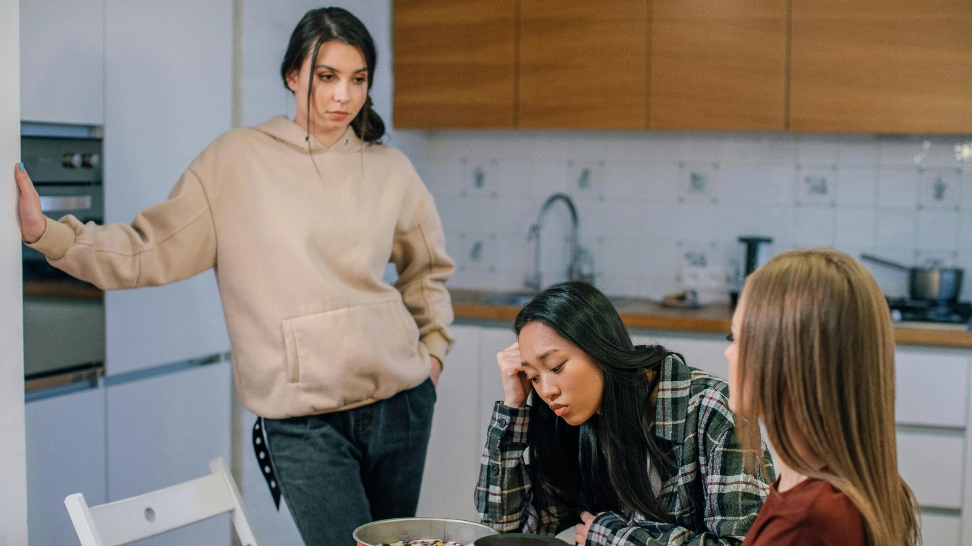 10 Signs You're Outgrowing Your Friends & 10 Things You Can Do About It