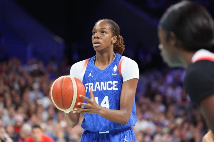 Qui est Dominique Malonga, la basketteuse de 19 ans qui marche sur les ...