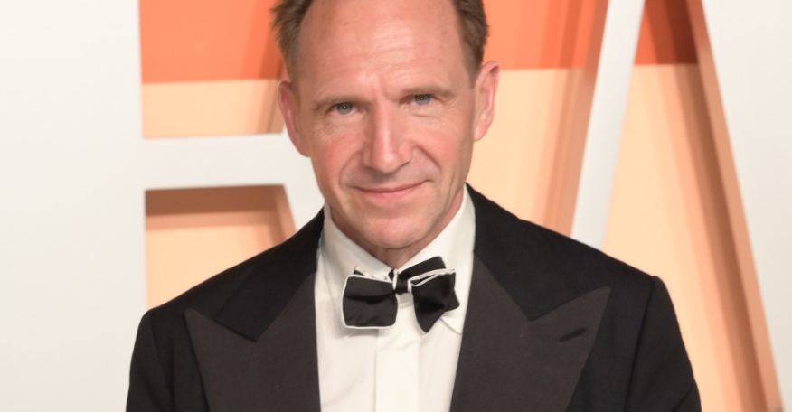 Ralph Fiennes’ latest gym selfie has everyone gooped & gagged