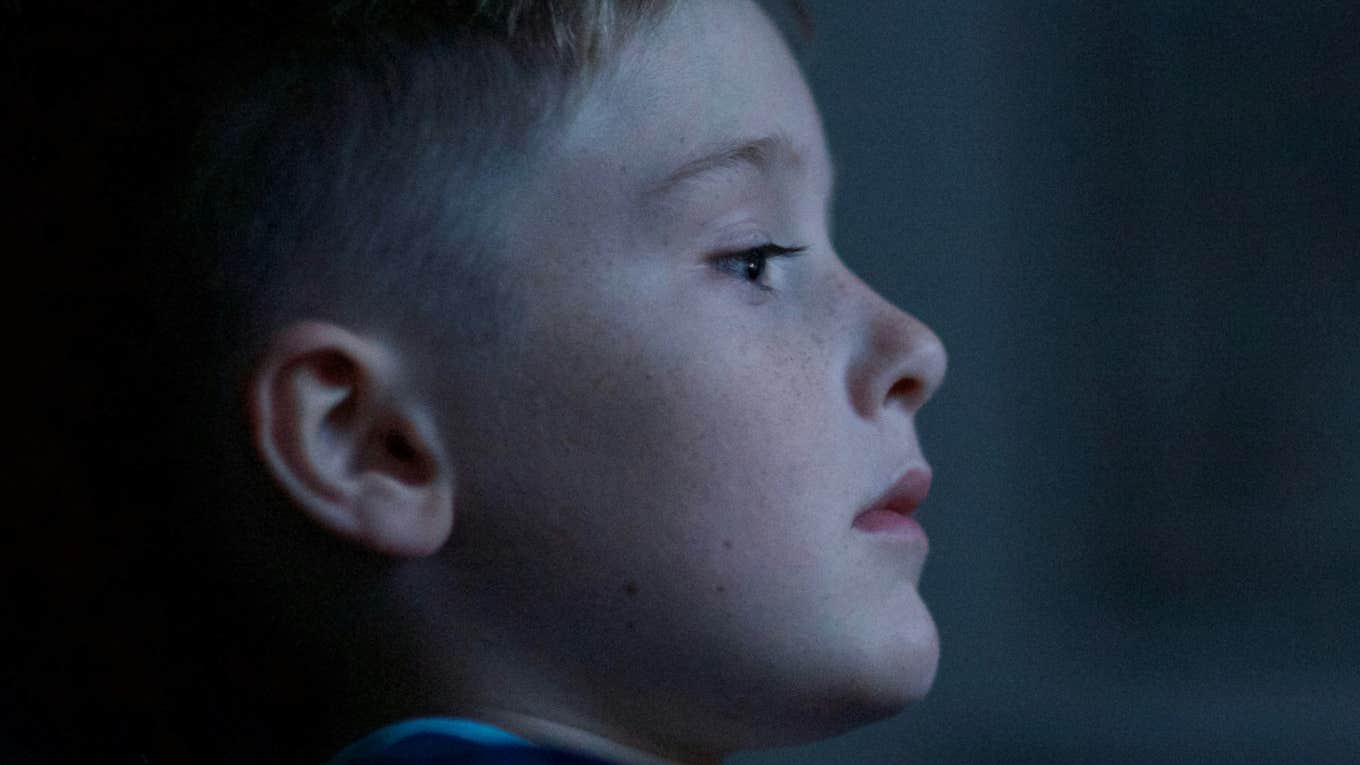 5 False Beliefs You Carry From Growing Up In A Dysfunctional Home, According To Clinical ...