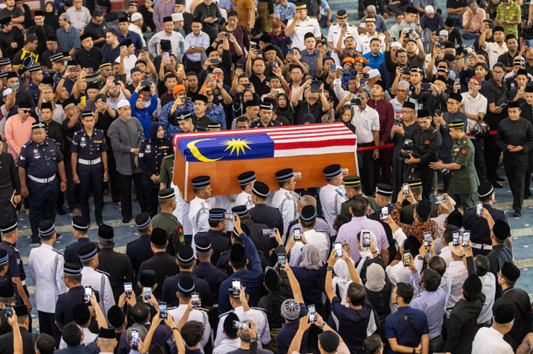 Former PMs Muhyiddin and Ismail Sabri join Anwar for late Pak Lah’s ...