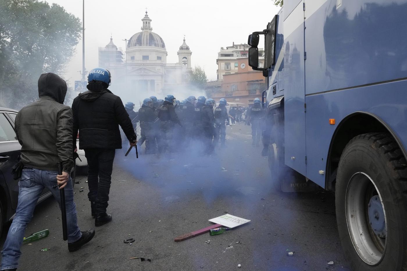 Scontri Lazio Roma, pugno duro del Viminale: stop a trasferte per tre ...