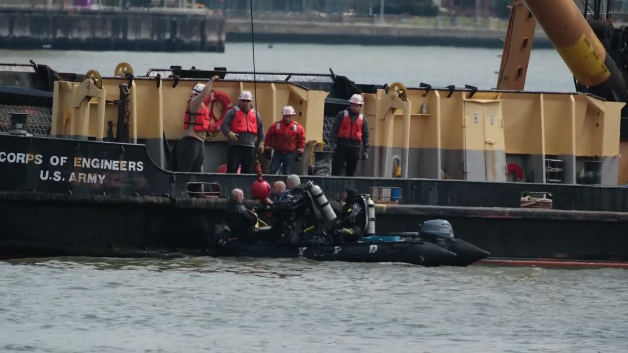 Crew recovers main rotor of the helicopter that crashed into the Hudson ...