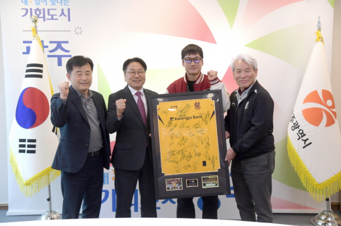 광주FC, ACLE 4강 진출 다짐…선수단 사인 유니폼 전달